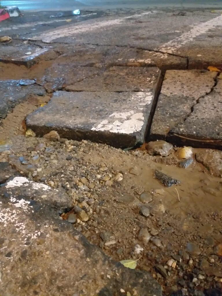 Pipera, „cartier de lux”. Trotuar de groază: pietonii, obligați să ...