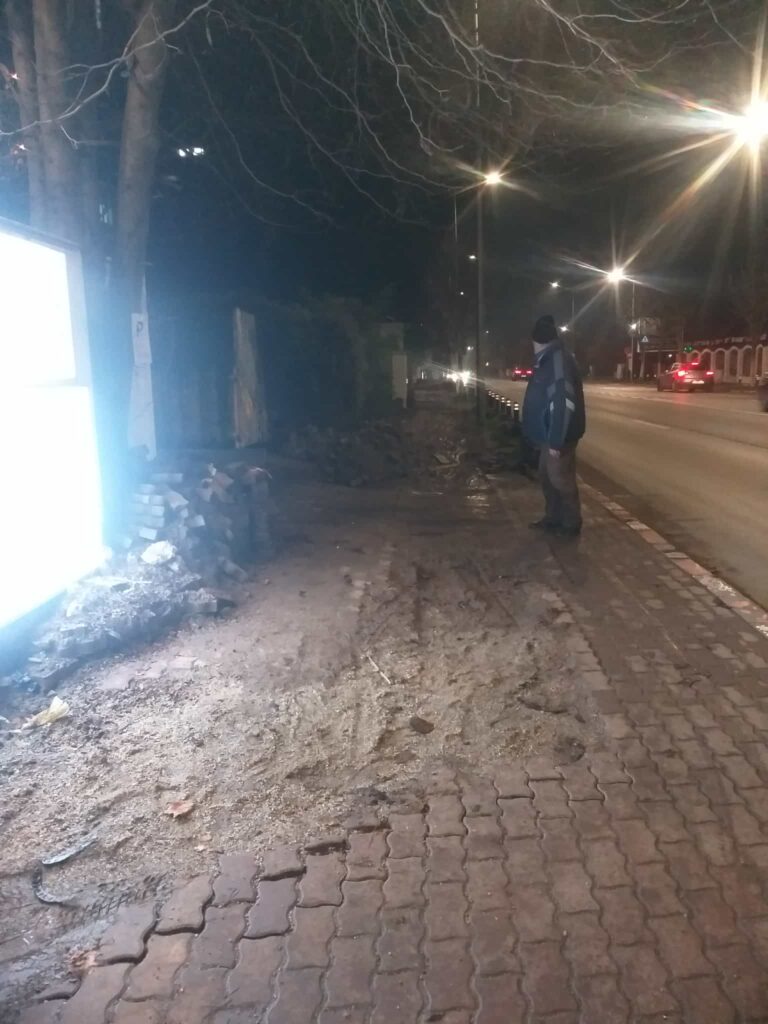 Pipera, „cartier de lux”. Trotuar de groază: pietonii, obligați să ...